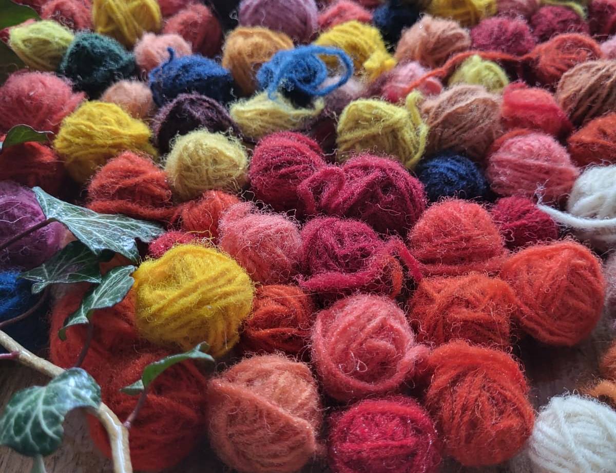 Descoperă magia culorilor din plante – Atelier de vopsire a lânii la Muzeul ASTRA | Tribuna ...