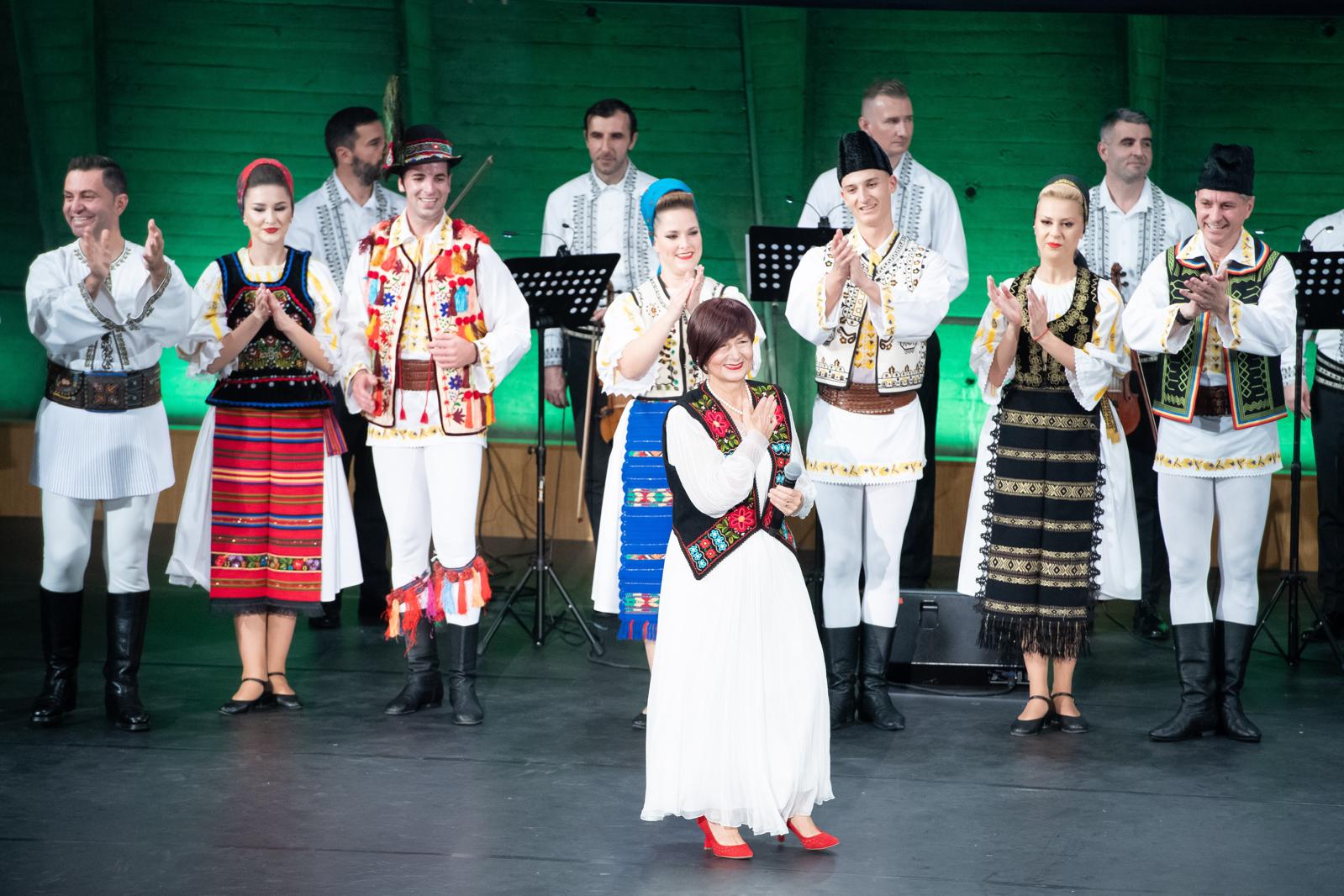 Ambasadoarea României la UNESCO a cântat Sanie cu zurgălăi alături de ...