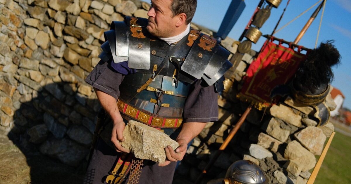 Și-a convins socrul să-l ajute la construirea unui castru roman. Va fi ...