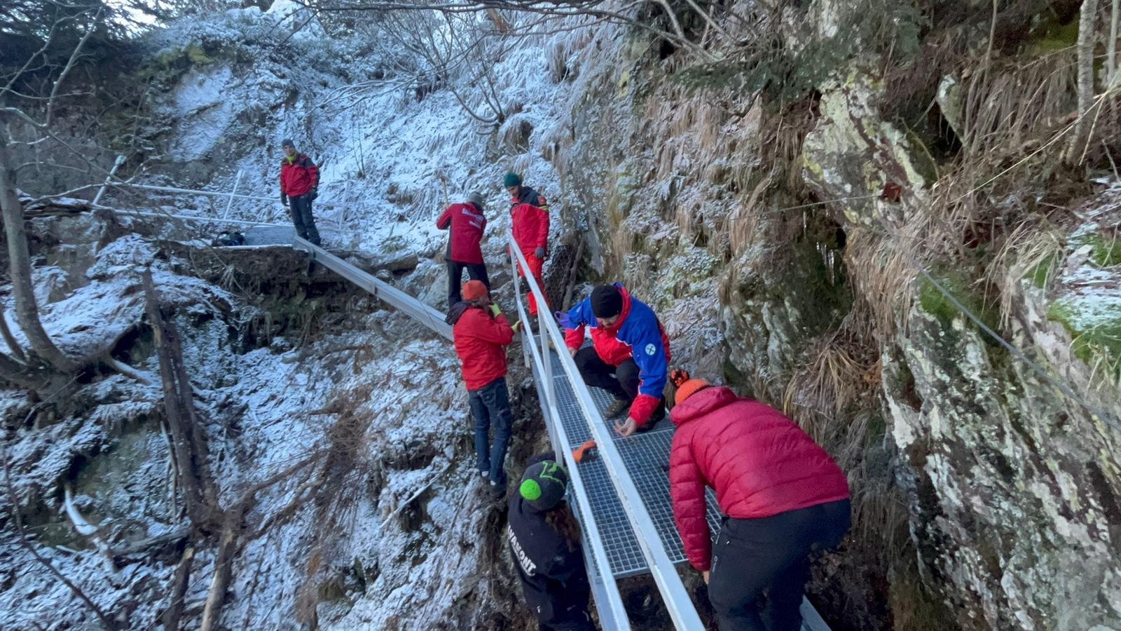 Podețe noi pe „Poteca Balaurului”. Salvamont Sibiu a refăcut un segment ...