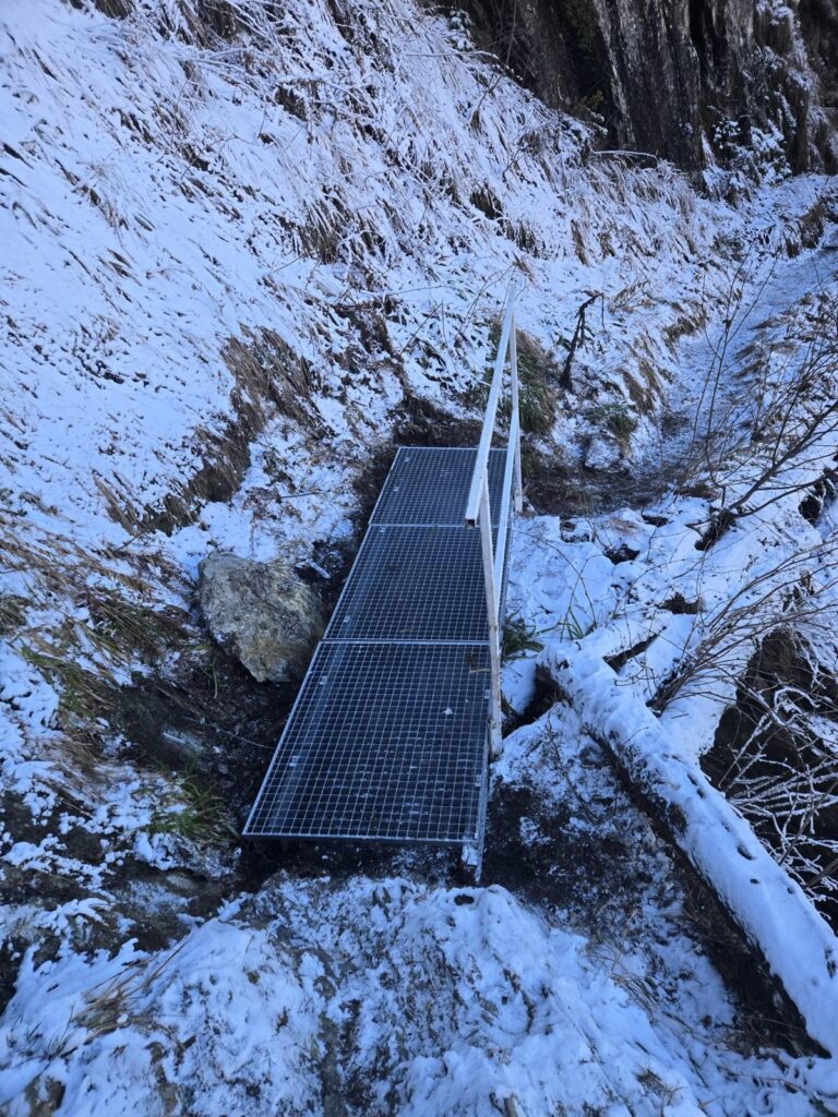 Podețe noi pe „Poteca Balaurului”. Salvamont Sibiu a refăcut un segment ...