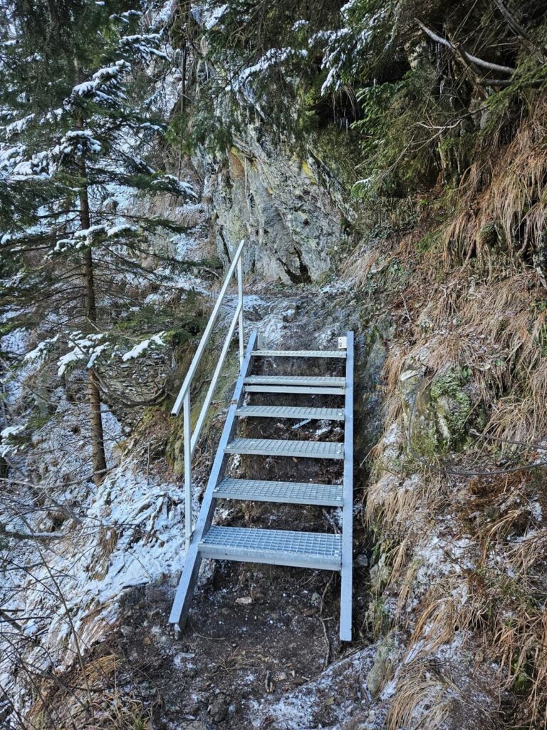 Podețe noi pe „Poteca Balaurului”. Salvamont Sibiu a refăcut un segment ...