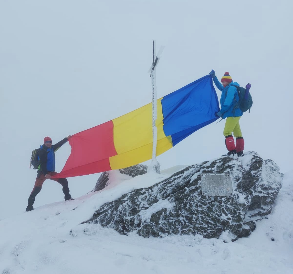 Tricolor pe Vârful Prejba, de Ziua Națională a României | Tribuna ...