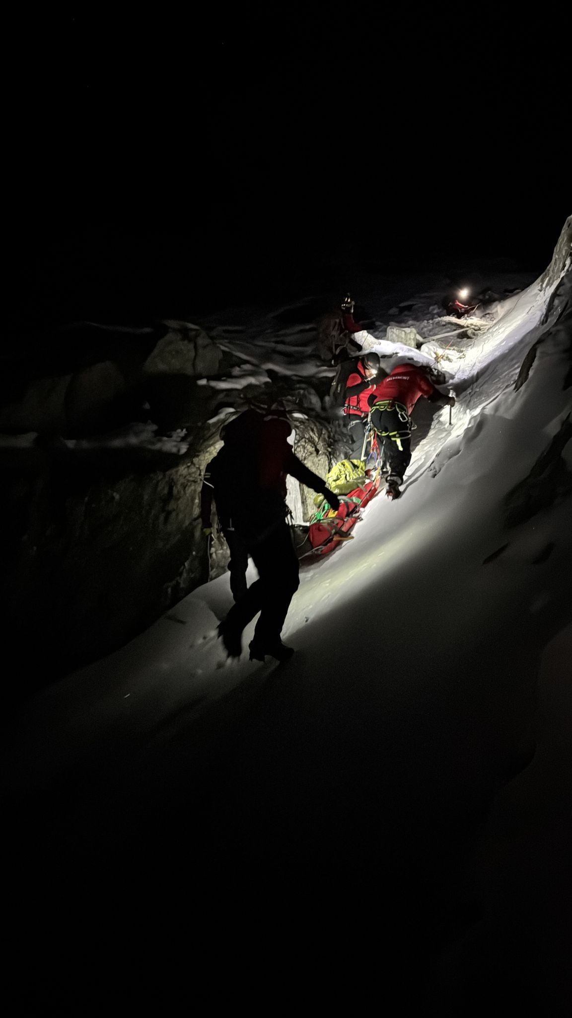 Salvamont Sibiu intervine pentru recuperarea unui turist căzut între ...